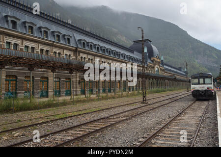 View of Canfranc train station in the Spanish Pyrenees Stock Photo - Alamy