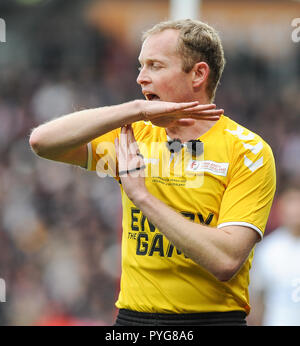 Referee Robert Hicks in action Stock Photo - Alamy