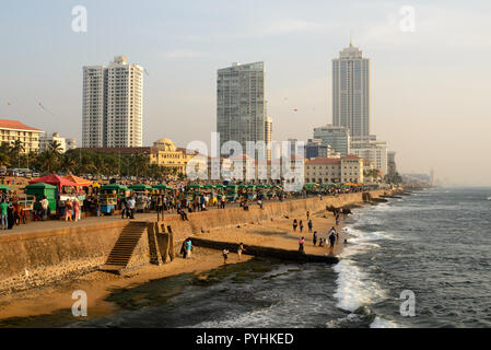 Sri Lanka, Colombo, Galle Face Beach, Sunday bath Stock Photo - Alamy