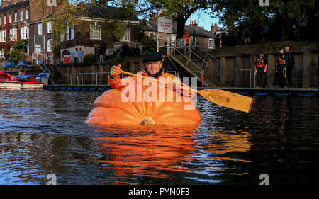 Tom Pearcy rowing a pumpkin boat down the River Ouse in York Stock ...