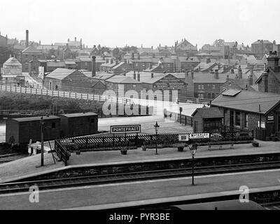 Pontefract Railway Station early 1900s Stock Photo - Alamy