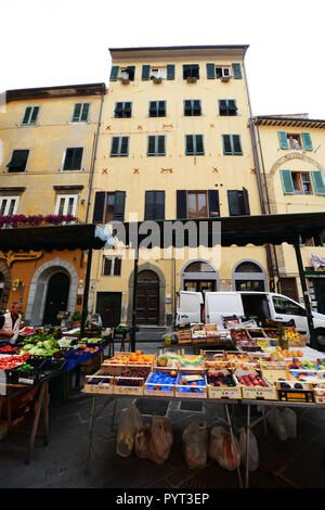 A fruit and vegetable market in Tuscany, Italy Stock Photo - Alamy