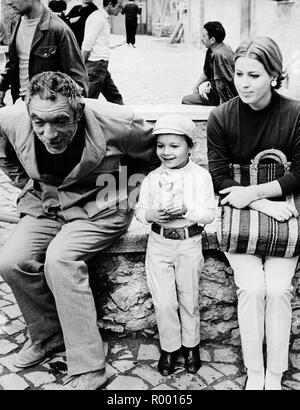 ANTHONY QUINN with his wife and family Stock Photo - Alamy