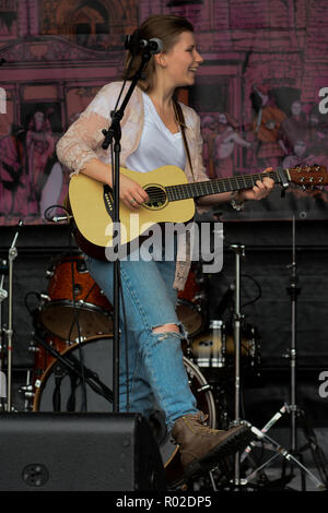 Female Singer and Guitarist, Edinburgh Festival Fringe Street Performer ...