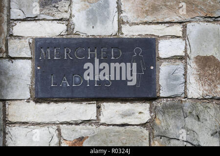 Bilingual Welsh English Toilet Sign Stock Photo - Alamy