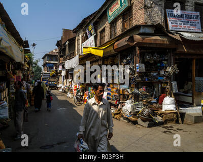 India, Kashmir, Srinagar, bazaar, man wearing Pheran, traditional ...