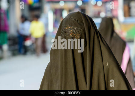 women burka burkha hijab covering face street Stock Photo - Alamy