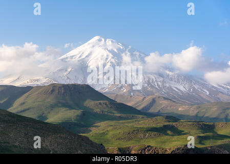 Mount Damavand (5.610m) , snow capped and potetially active volcano ...