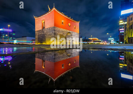 night view of cheng-en gate, the northern gate of old taipei city Stock ...