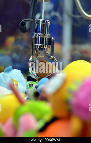 Greifarm eines Greifautomaten in Aktion UFO Catcher Stock Photo - Alamy