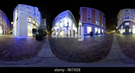 360° view of Innsbruck old town at night - Alamy