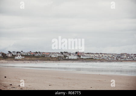 View of the bay at Rhosneigr, Anglesey Stock Photo - Alamy