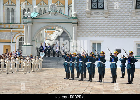 Soldier of the Kremlin or Presidential Regiment on guard duty at Tomb ...