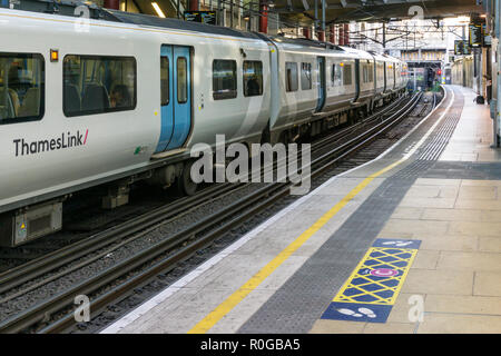 Platform 4 at Farringdon Station, London, UK, Shows old Thameslink ...
