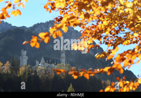 05 November 2018, Bavaria, Schwangau: Neuschwanstein Castle stands ...