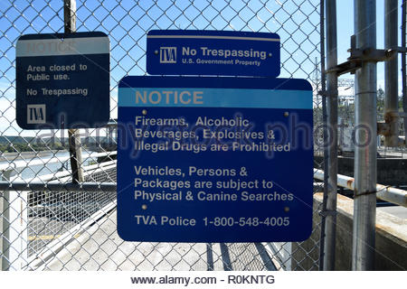 US Government no trespassing sign against a blue sky Stock Photo ...
