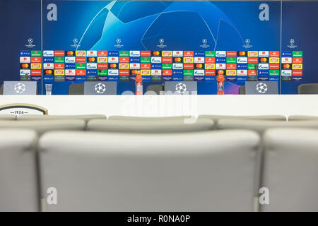 Empty press conference room Stock Photo - Alamy