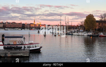 Autumn evening view over Ladugårdslandsviken from Skeppsholmsbron in ...
