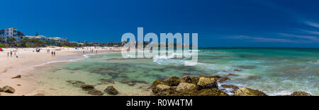 CALOUNDRA, AUS - Nov 04 2018: Hot sunny day at Kings Beach Calundra ...