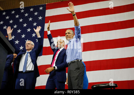 Former President Barack Obama, left, shaking hands with former ...