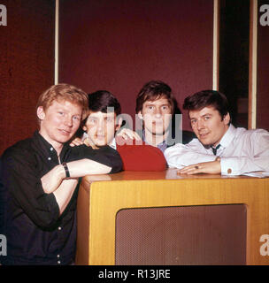 THE SEARCHERS UK pop group with Mike Pender in 1964 Stock Photo - Alamy