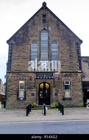 Chapel en le Frith town in Derbyshire with the hills of Kinder Scout in ...