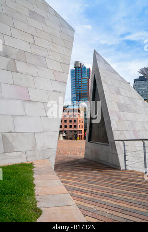 Te Aho a Maui, a split pyramid sculpture by the artist Rewi Thompson ...