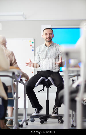 A school teacher explaining new topic at maths lesson Stock Photo - Alamy
