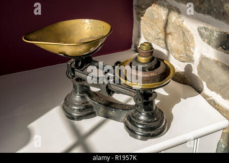 Traditional Kitchen Scales Stock Photo - Alamy