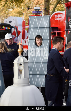 Embankment, London, UK. 10th Nov, 2018. People take a rest after the ...