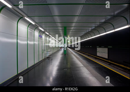 U-Bahnlinie U4, Station Schottenring Stock Photo - Alamy