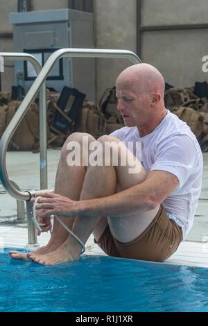 A U.S. Marine student with Basic Reconnaissance Course, Advanced ...