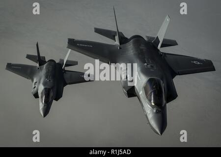 A U.S. Marine Corps expeditionary radar system hooked up to a Humvee ...
