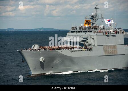 Republic of Korea Navy Tank Landing Ship (LST 677) lowers its bow ramp ...