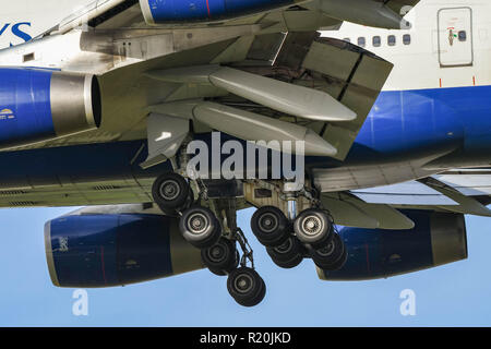 Wheels of a Boeing 747 aircraft Stock Photo - Alamy