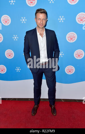LOS ANGELES - NOV 14: Jamie Lee Curtis at the "Glass Onion - A Knives ...