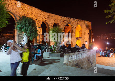 Hama, Hama Governorate, Syria : Syrian families sit at night at the ...