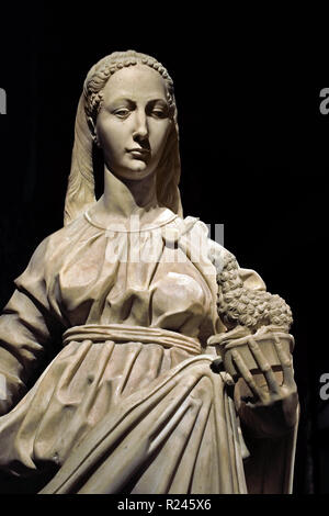 Milan Cathedral - Sculpture of saints Stock Photo - Alamy