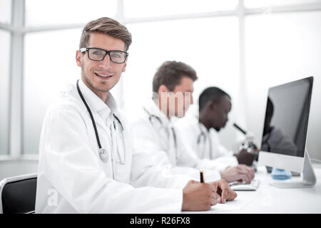 group of doctors conducting laboratory studies Stock Photo - Alamy