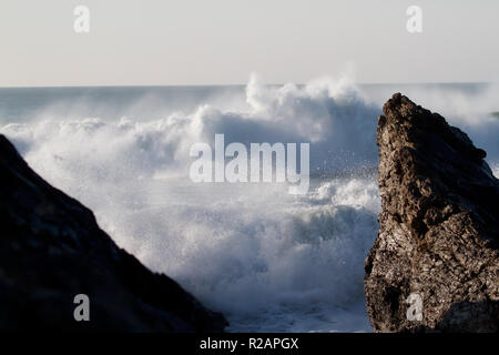 Cornwall, UK. 18th Nov 2018. Huge waves roll into Bude in Cornwall ...