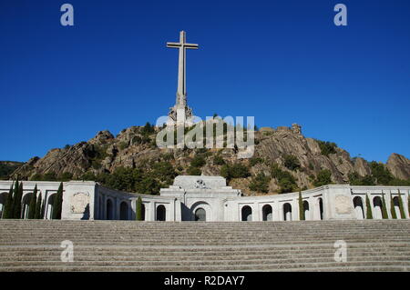 04 October 2018, Spain, El Escorial: A large coat of arms from the ...