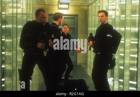 RESIDENT EVIL (2002) COLIN SALMON, LIZ MAY BRICE, ERIC MABIUS REVI ...