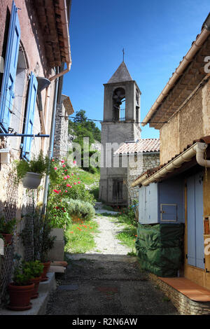 Banon, Frankreich. 12th July, 2018. View into the old town of Banon in ...