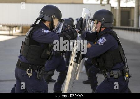 Officers from the San Diego Field Office Special Response Team (SRT ...