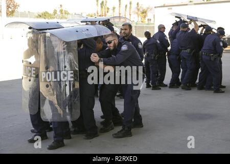 Officers from the San Diego Field Office Special Response Team (SRT ...
