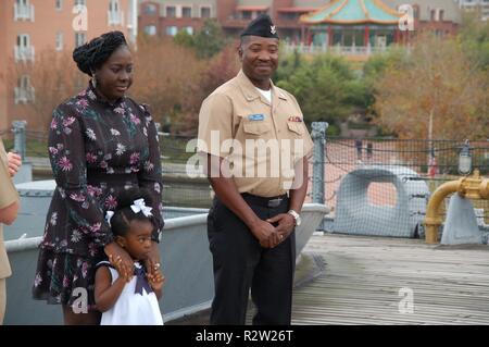 U.S. service members attending Naval School Explosive Ordnance Disposal ...