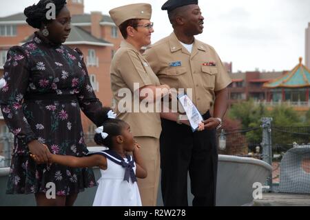 U.S. service members attending Naval School Explosive Ordnance Disposal ...