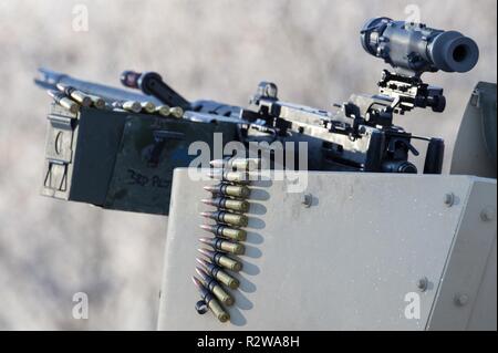 Paratroopers fire the M240B machine gun Stock Photo - Alamy