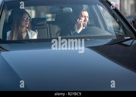 Man talking to woman through car window Stock Photo - Alamy