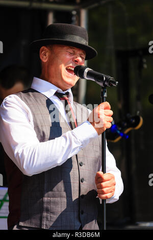 Faversham Hop Festival 2018, vintage Swingtime band Goosebumps on stage ...